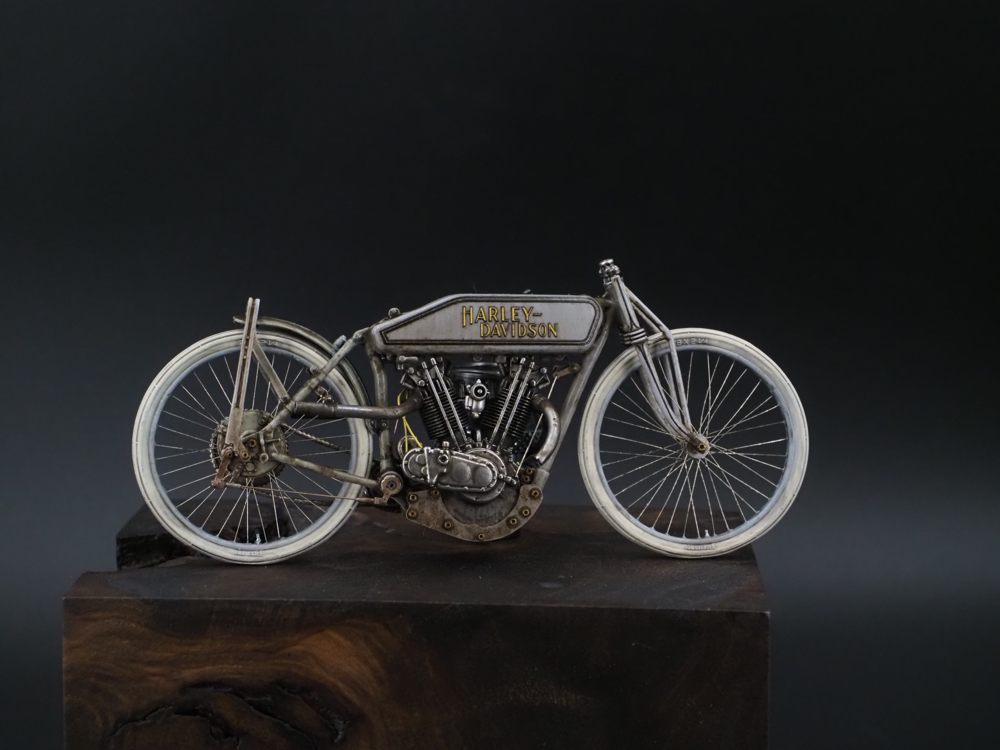 Nuove Harley Davidson racer 4-valve e 8-valve in scala 1/24 con piloti ...